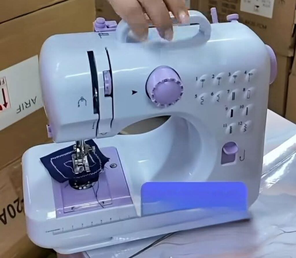   Električna šivaća mašina kompaktnih dimenzija, idealna za kućno