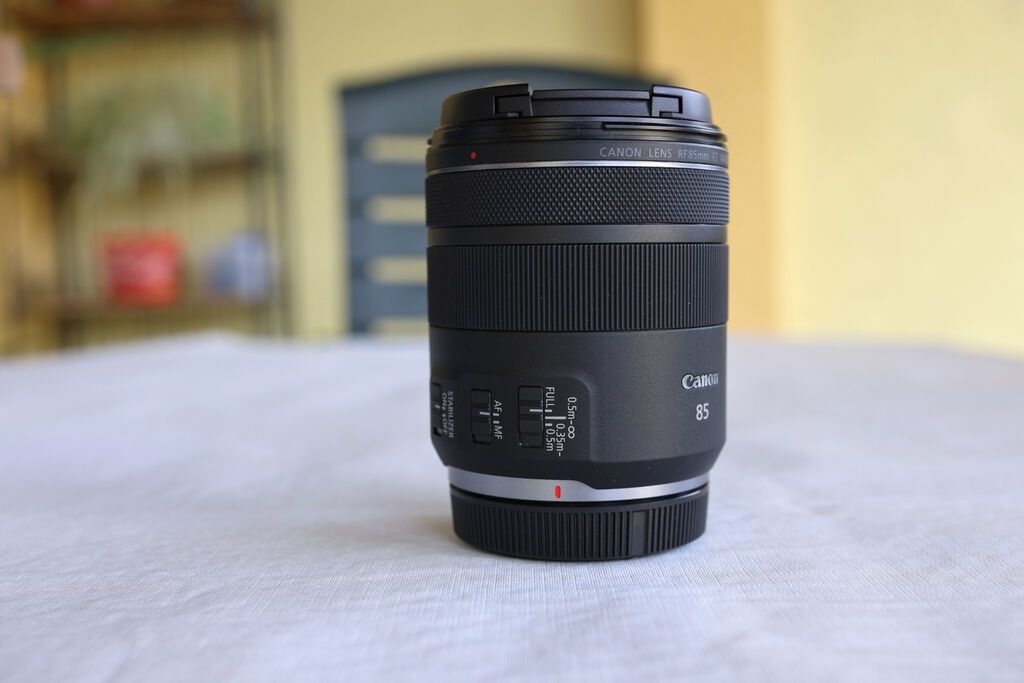 Prodajem objektiv Canon RF 85mm f/2.0 macro IS STM. Objektiv je