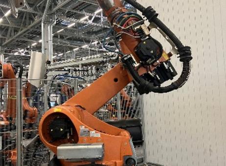 Robot KUKA KR 240 L210-2 2000 Industrijski robot uključujući upravljački ormar 57470