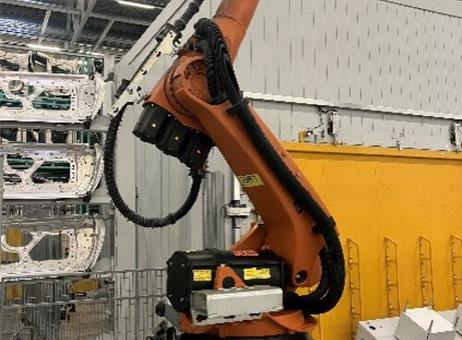 Robot KUKA KR 240 L180-2 2000 Industrijski robot uključujući upravljački ormar 52330