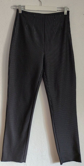 Giani Feroti prugaste pantalone vel. M – KAO NOVE!