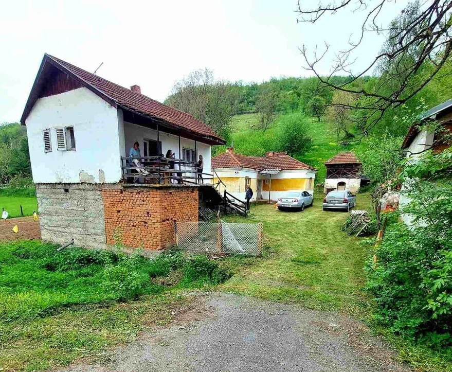 Na prodaju kuca u selu Brezovice udaljena 25 kilometara od Valjeva