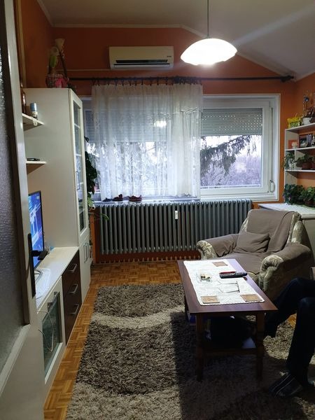 Prodajem jednoiposoban stan 50m2 u Beceju 25000e tel.6919029 ili 063559619