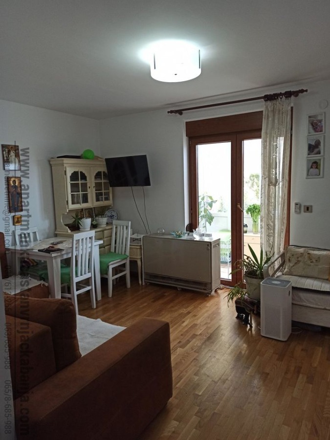 Namestena garsonjera sa malim dvoristem