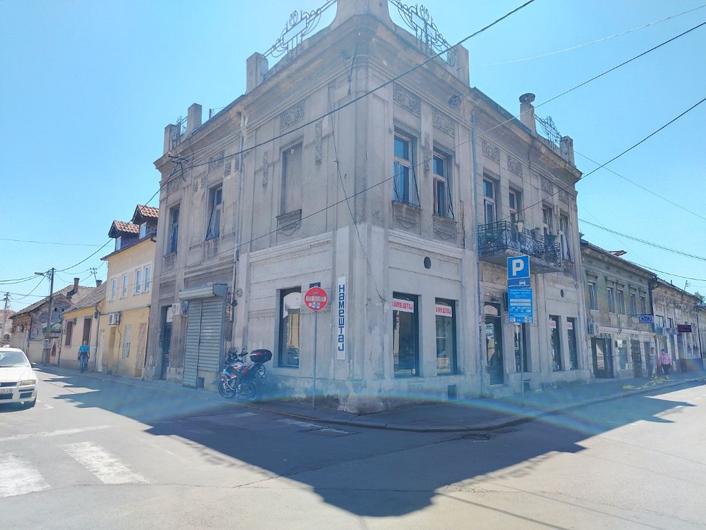 Izdaje se stan salonac 120 kvadrata centar Zemuna