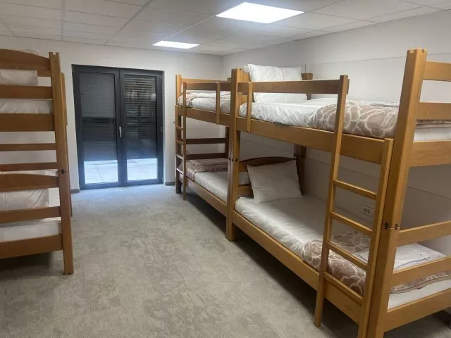 IZDAJEM SOBE U BORČI - HOSTELSKI TIP SMEŠTAJA