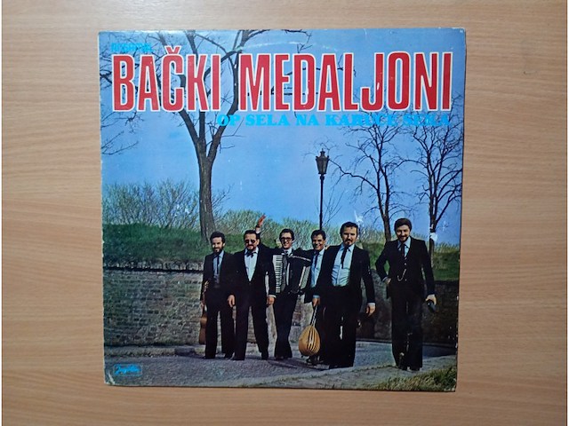 Ansambl Bački Medaljoni - Op sela na karuce seka