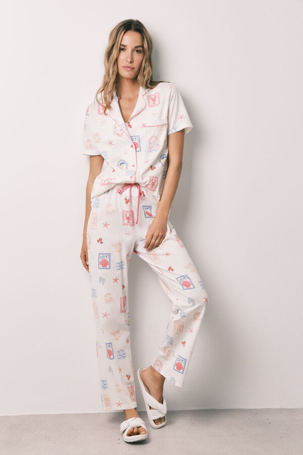 Weißes langärmeliges Pyjama im Hemdlook mit mehrfarbigem Print