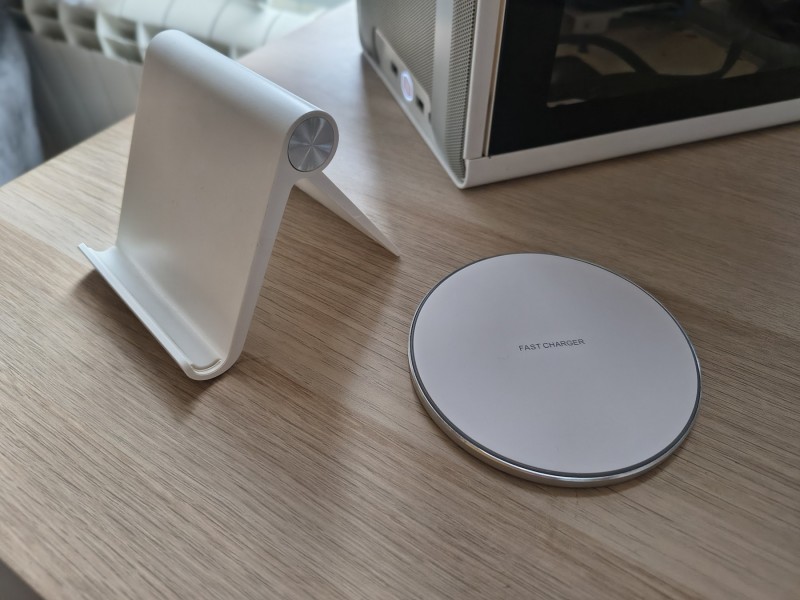 Wireless punjač 15W i stalak za mobilni