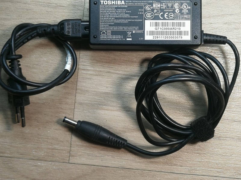 Adapter TOSHIBA PA3822U-1ACA 19V --- 2,37A 45W
