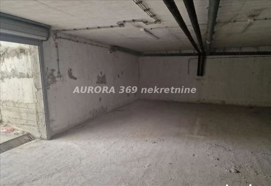 Novi Sad, Grbavica, Bulevar Cara Lazara. GaraŽno P