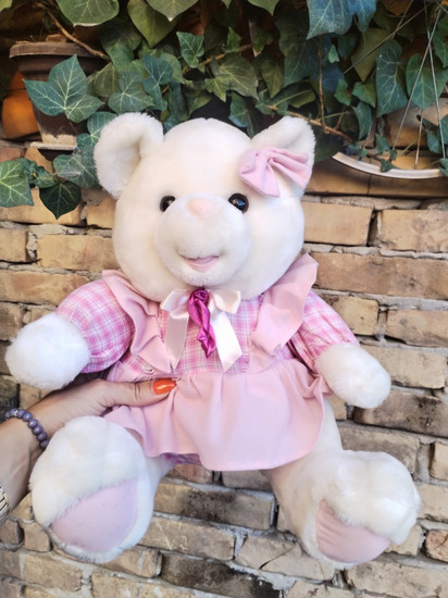 Plišana bela medvedica u roze haljinici