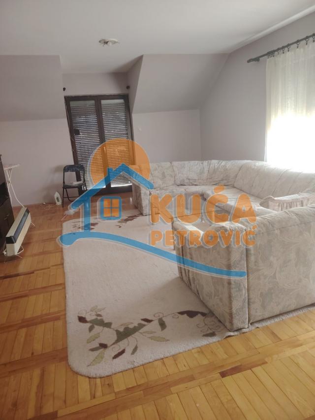 Izdaje se odličan duplex stan, kod Crvenog Pevca, 150m2