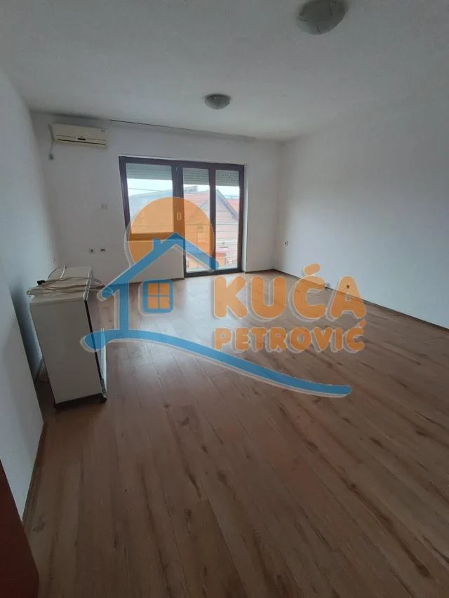 Izdaje se stan u kući na Ledenoj steni, 74m2