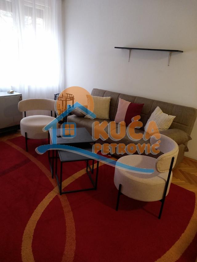 Izdaje se dvosoban stan kod Saborne crkve, 56m2