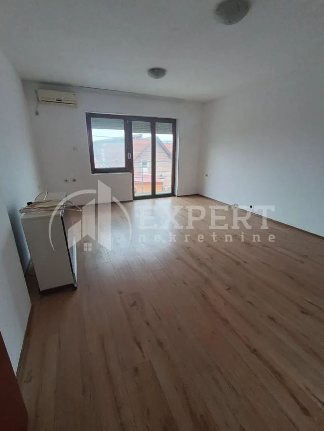 Izdaje se stan u kući na Ledenoj steni, 74m2