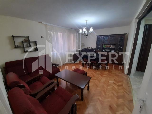 Izdaje se jedoiposoban stan u centru, prizemlje, grejanje na struju, 45m2
