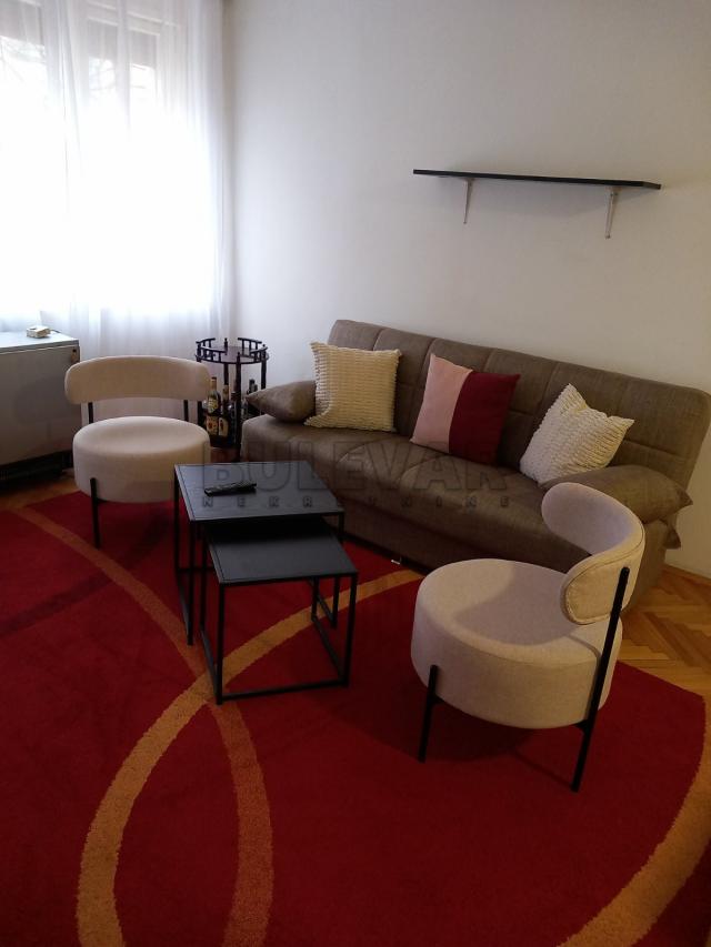Izdaje se dvosoban stan kod Saborne crkve, 56m2