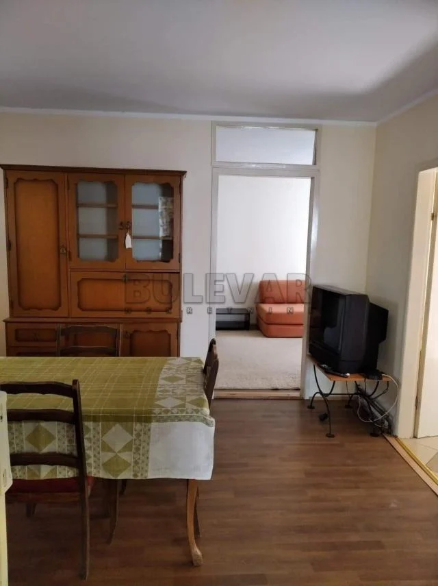Trosoban stan u  kući,  izdavanje sa uračunatim troškovima,  Mala  Vaga