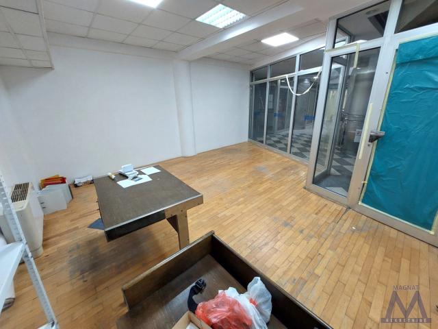 Novi Sad - centar - TC Lupus, izdaje se poslovni prostor/kancelarija od 25m2 na prvom spratu, odmah