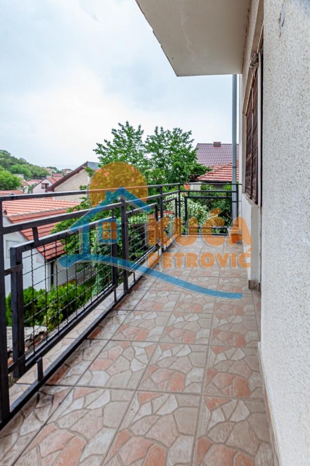 Na prodaju dvospratna porodična kuća