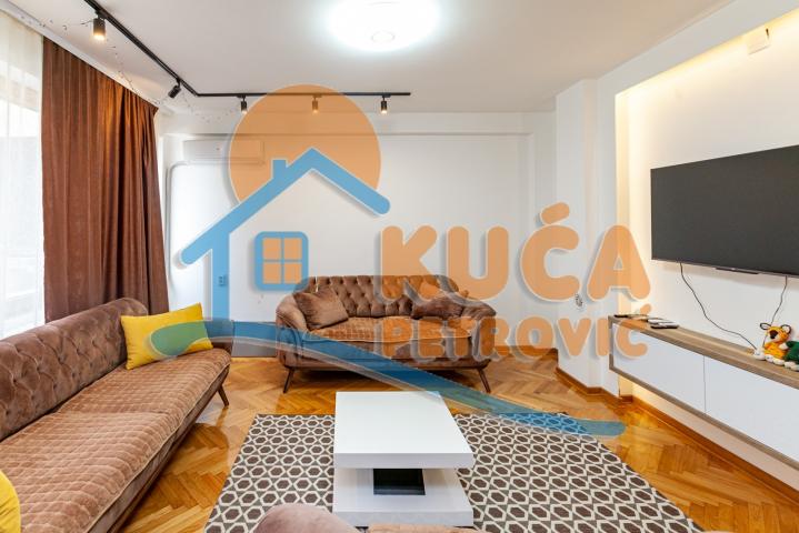 Trosoban  stan  , renoviran - sa  nameštajem  i  tehnikom, VII sprat, 75 m2,