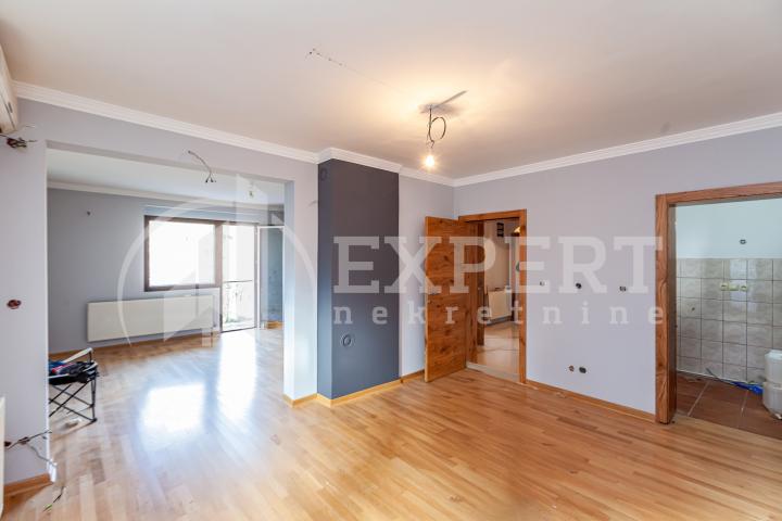 Renoviran  trosobni  stan  u  centru, II  sprat, 103 m2  plus  dodatni  prostor  u  suterenu  i  na