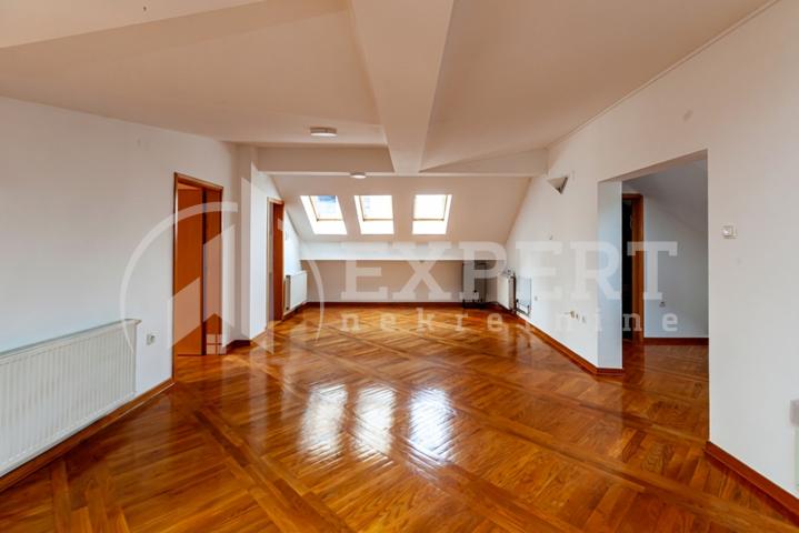 Odličan komforan trosoban stan 124m2, centar - kod Dušanovog bazara, 2. sprat