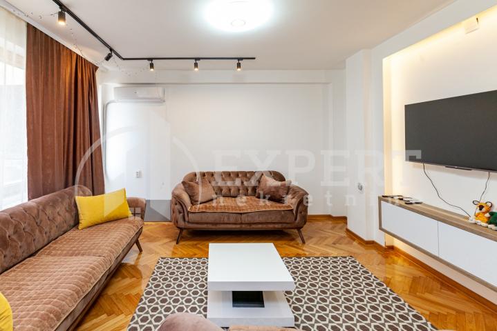 Trosoban  stan  , renoviran - sa  nameštajem  i  tehnikom, VII sprat, 75 m2,