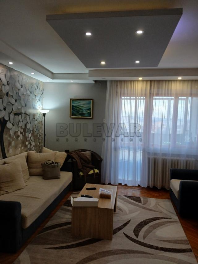 Četvorosoban stan u soliteru na Maloj Vagi od 91 m²