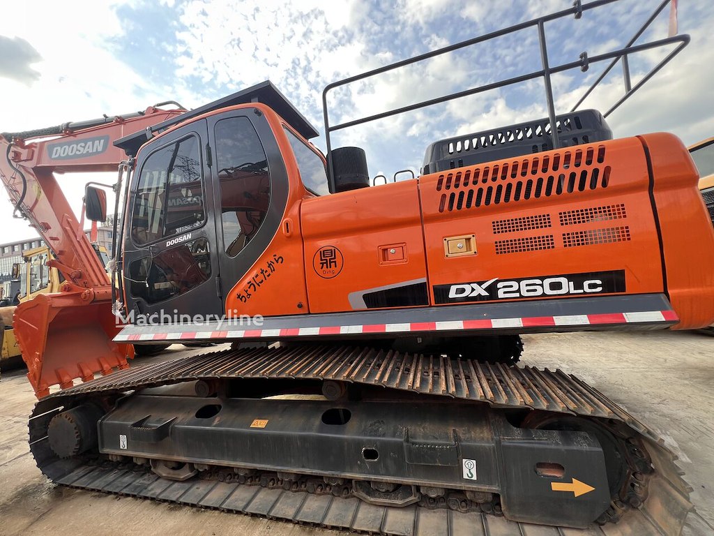 Doosan DX260 bager guseničar