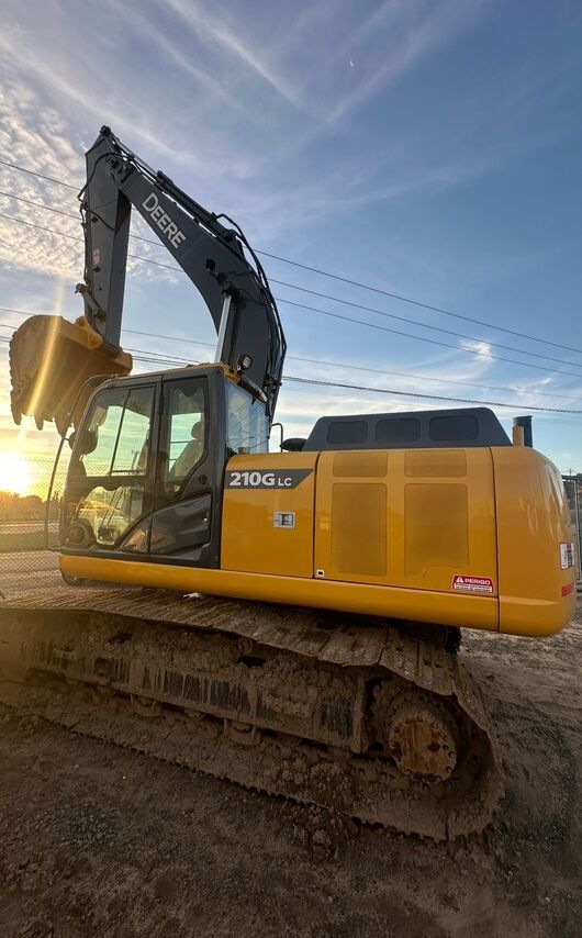 Novi John Deere 210G LC bager guseničar