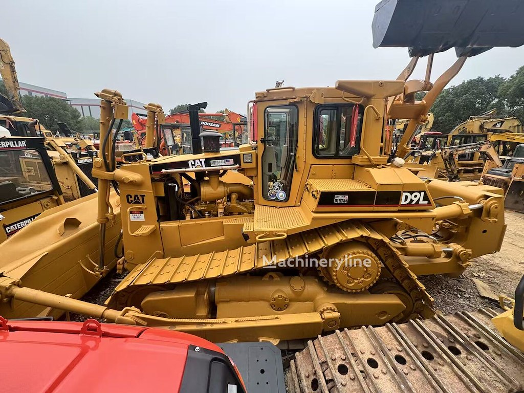 Novi Caterpillar D9 buldožer