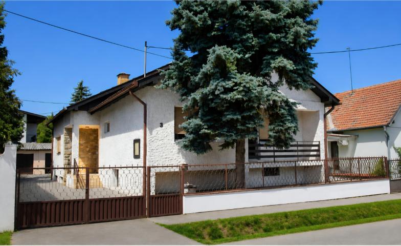 Vlasnik prodaje kvalitetnu kucu 198m2 sa dva garažna mesta, +dvorišni stan 30m2