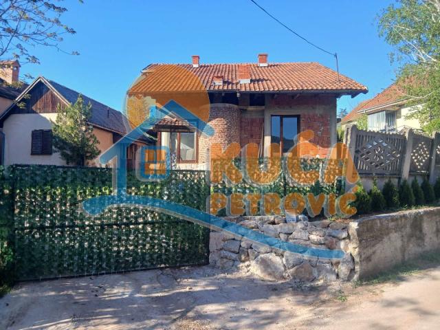 Na prodaju dve kuće sa placem u Jelašnici