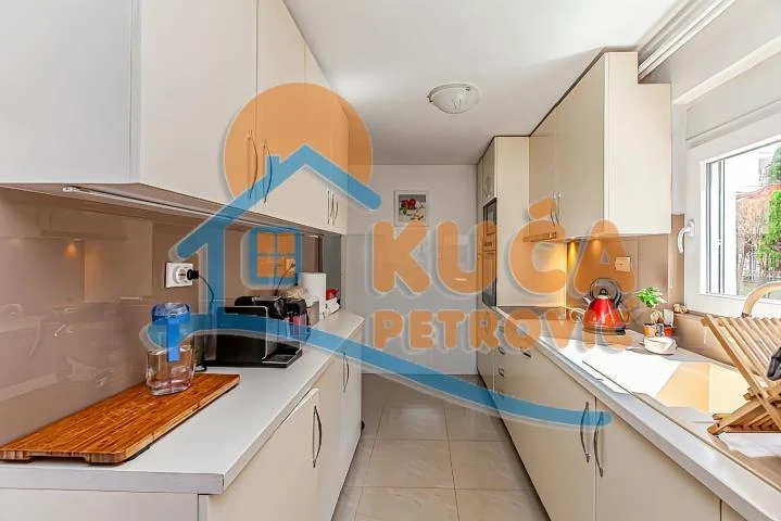 Kuća sa 3 stambene jedinice i 2 garaže, parcela 484m²