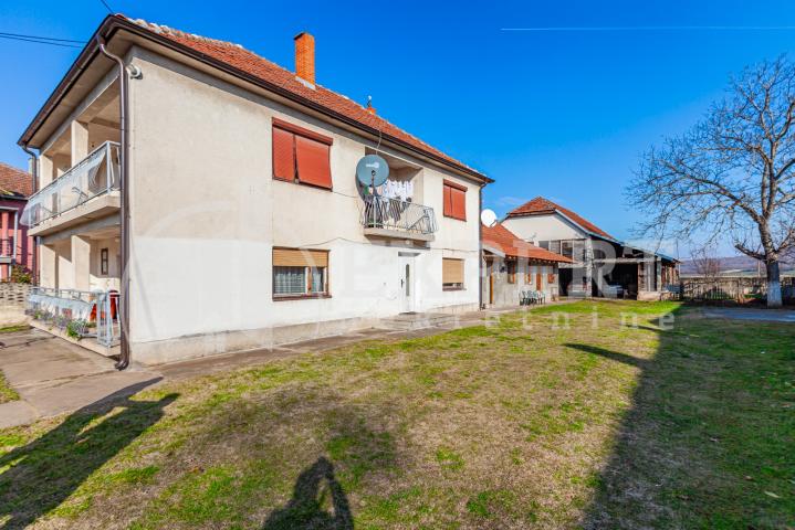 Odlično seosko domaćinstvo, kuća 220m2, 2 pomoć. objekta 300 + 100m2, plac 13.58ari, Donja Toponica