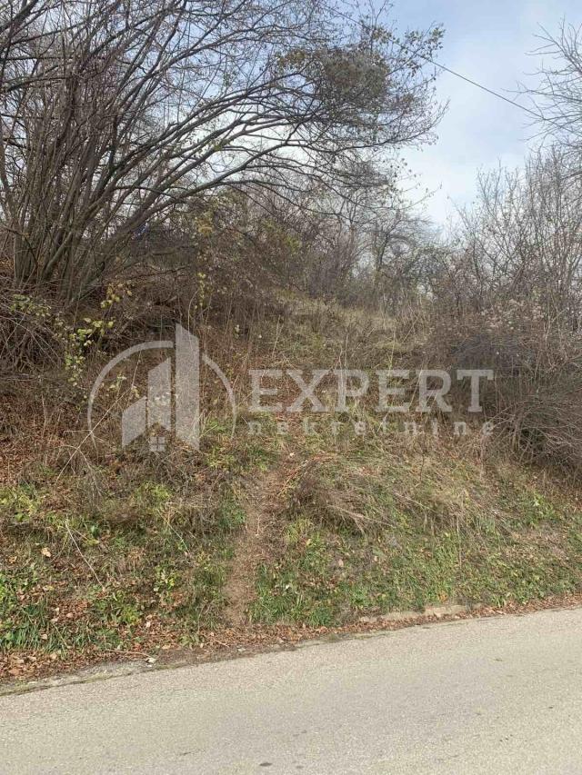 Atraktivan  plac  pored  puta, na  Kopaoniku, kod hotela  Junior,  336 m2