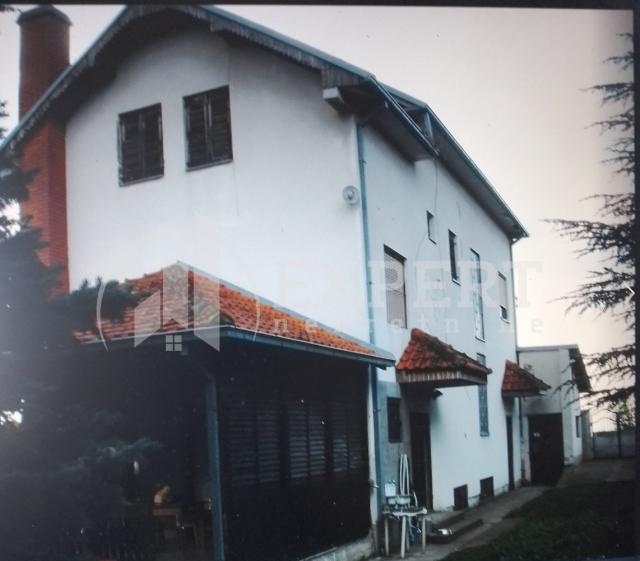Dvospratna  kuća  kvalitetne  gradnje, 300 m2, 1027 m2 placa,