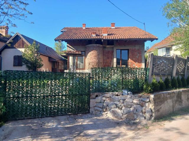 Na prodaju dve kuće sa placem u Jelašnici