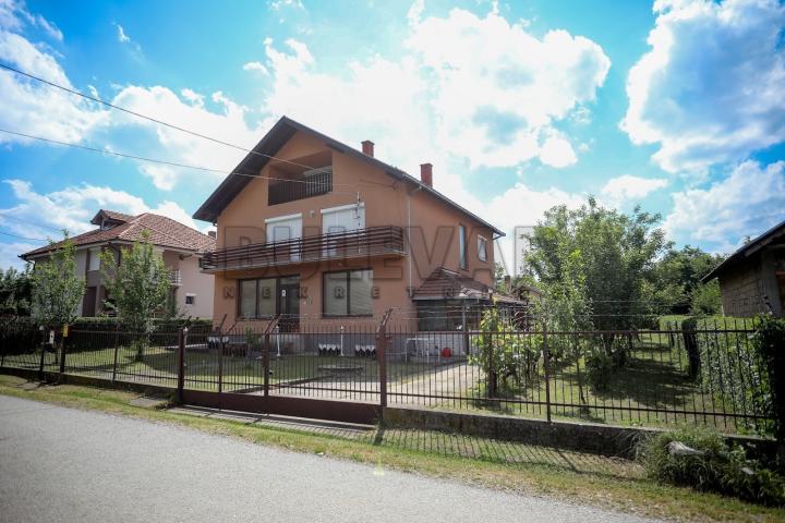 Šumarice, Kragujevac - ozakonjena kuća 292 m2 i pomoćni objekat 42 m2, na placu 783 m2