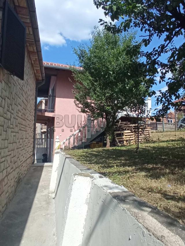 Kragujevac, naselje Bresnica - Dve kuća sa voćnjakom u dvorištu