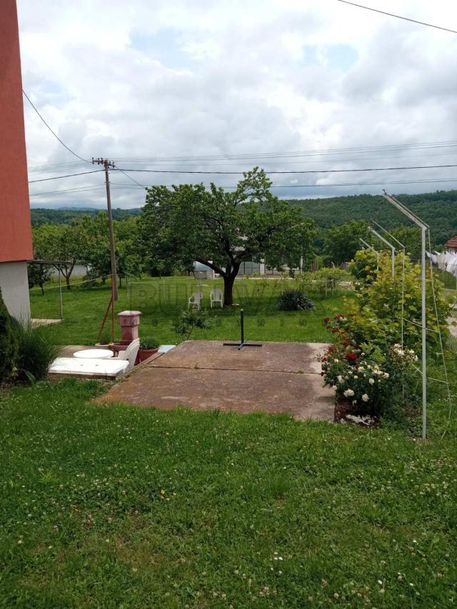 Kuća i pomoćni objekat - Kragujevac, naselje Korićani, plac površine 2038 m2 uz mogućnost dokupa dod