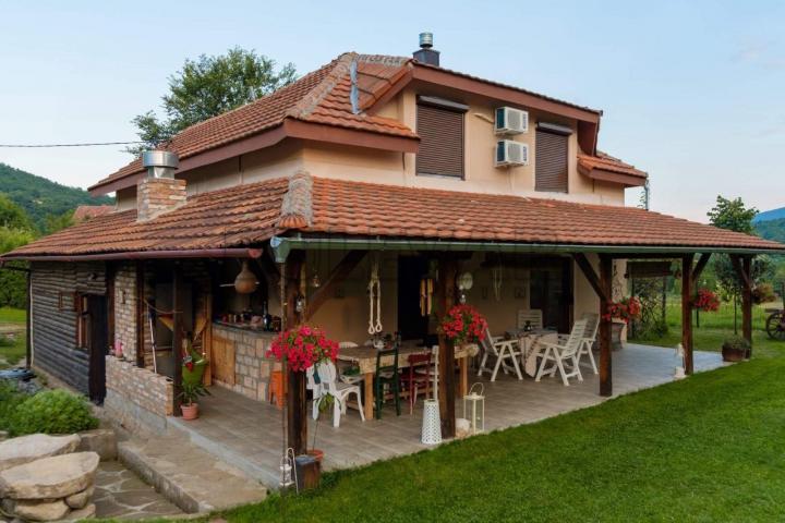 Prodaje se nova kuća sa bazenom i prelepim dvorištem, Vrandol