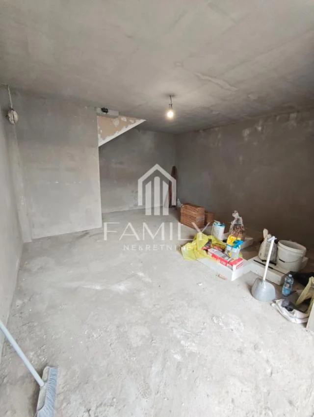 Garaža koja je nameski pravljena da bude garsonjera - 25 m², Veternik, Novi Sad