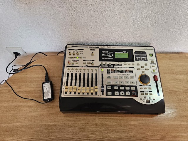 Digitalni višekanalni audio rekorder Roland CDX-1 Disc