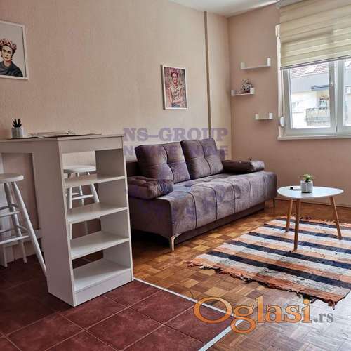 Izdaje se kompletno nameštena garsonjera površine 22m² na Novom naselju.