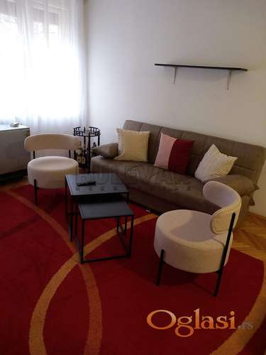 Izdaje se dvosoban stan kod Saborne crkve, 56m2