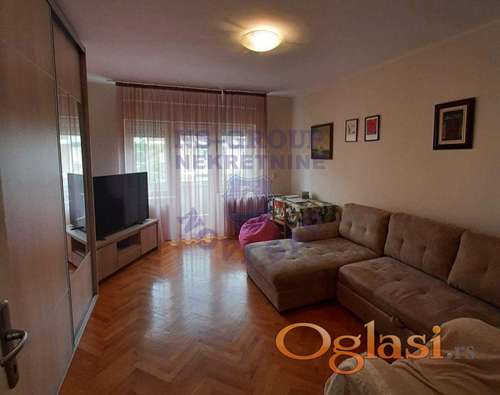 Trosoban stan, atraktivna lokacija, Grbavica, šifra u bazi 574162