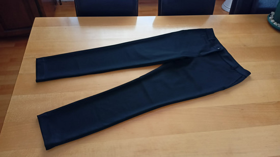 nove kvalitetne pantalone